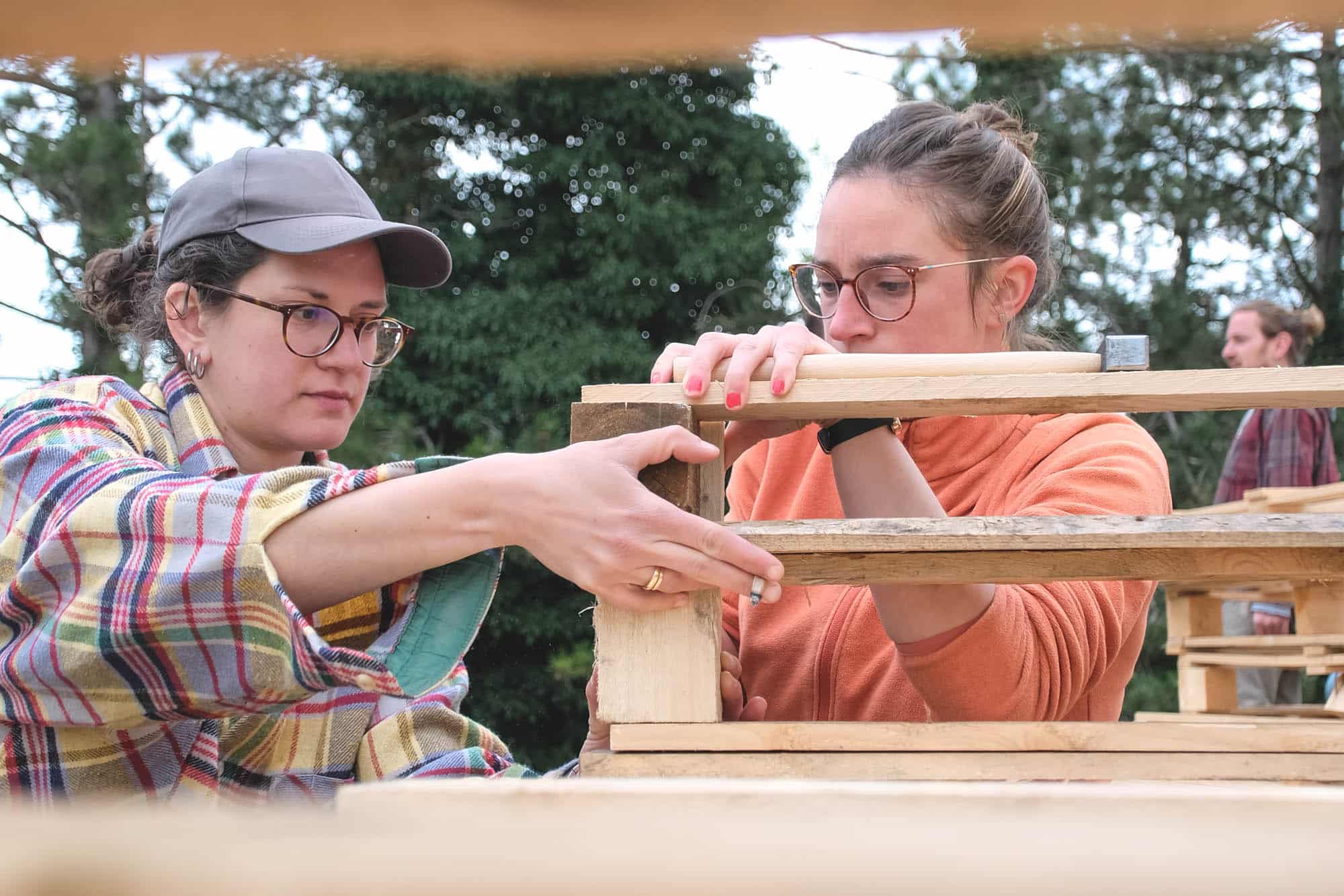 Nomades Des Terres invite à l'aventure et au rêve en roulottes low-tech ...