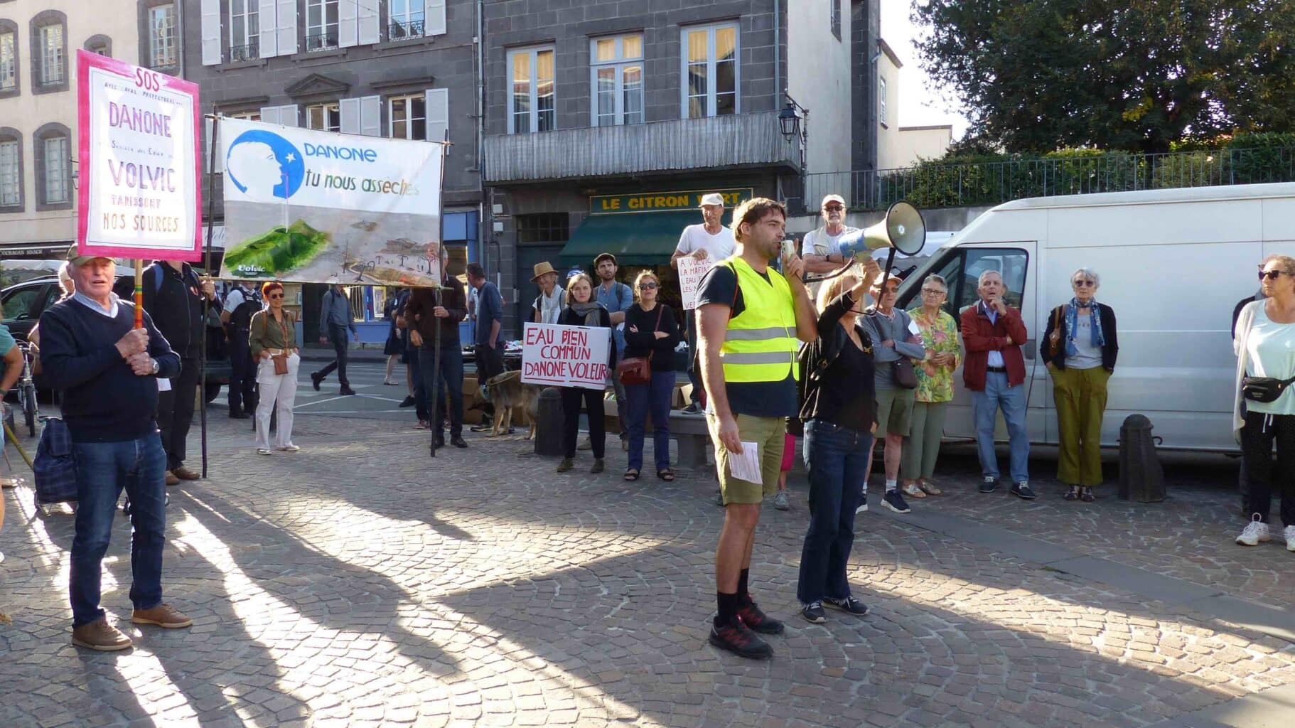 À Volvic, Danone accusée d'assécher les ruisseaux pour produire 7 ...
